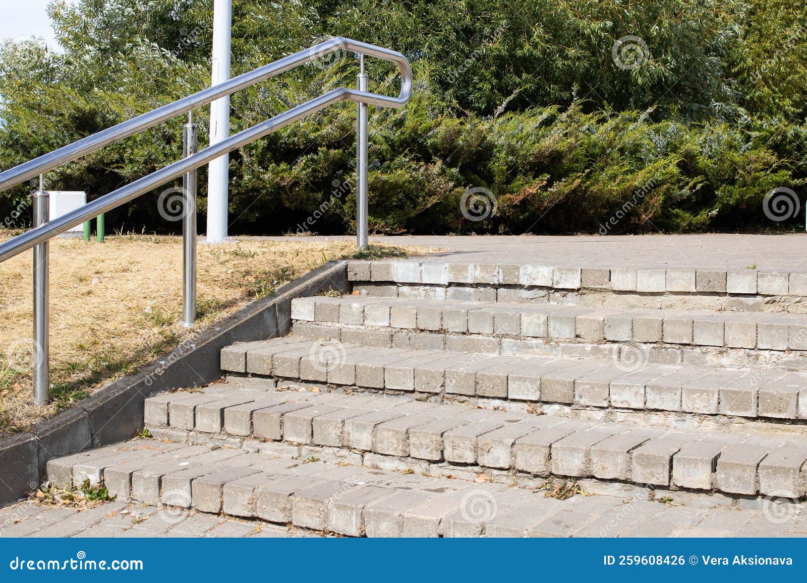 Escaleras En El Parque En Verano Foto de archivo - Imagen de recorrido ...