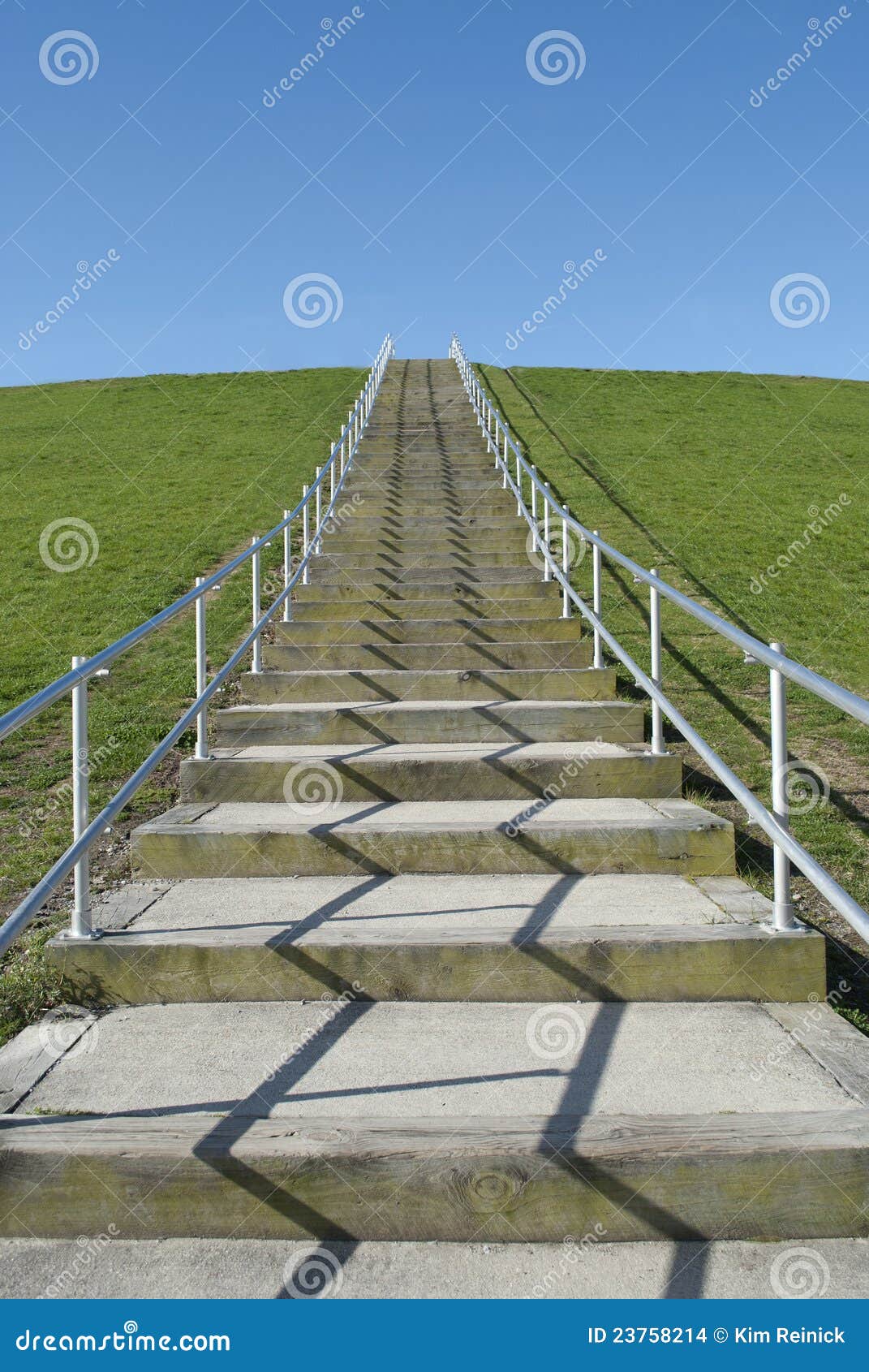 Escaleras en la colina foto de archivo. Imagen de verde - 23758214