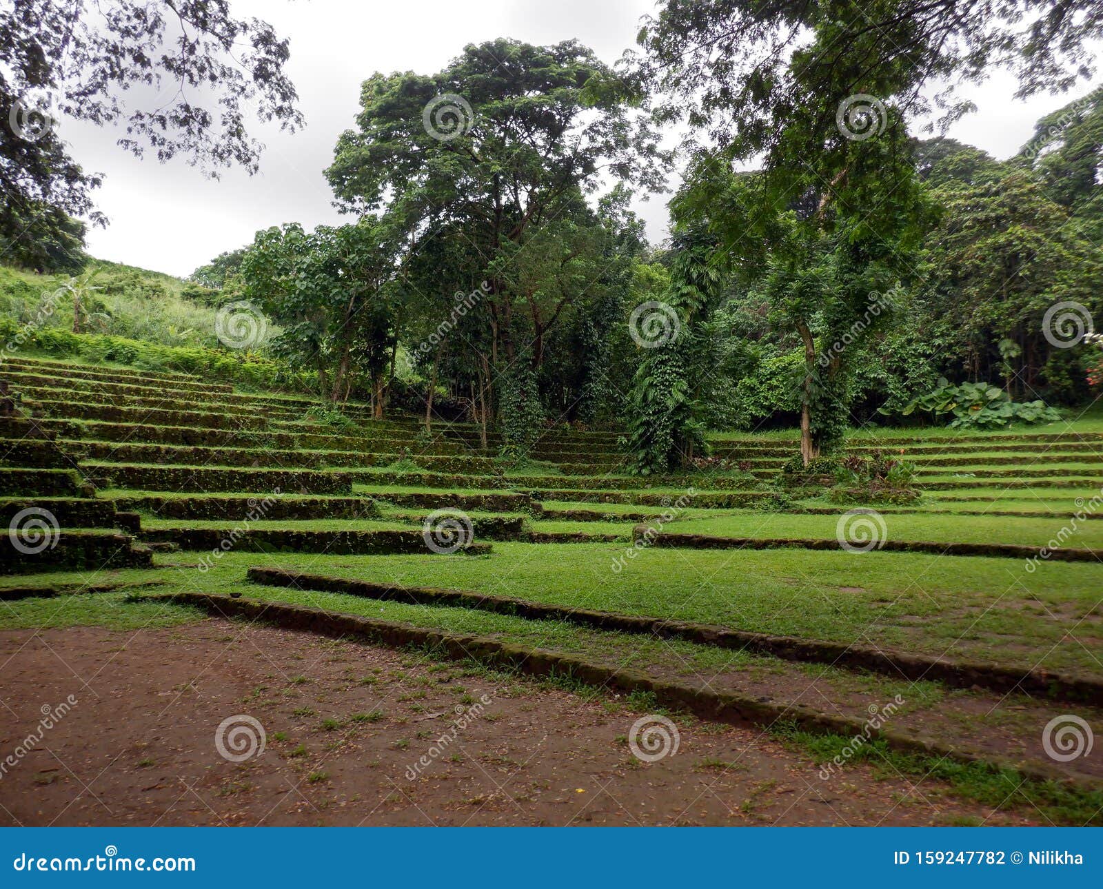 Escaleras en una colina foto de archivo. Imagen de filipinas - 159247782