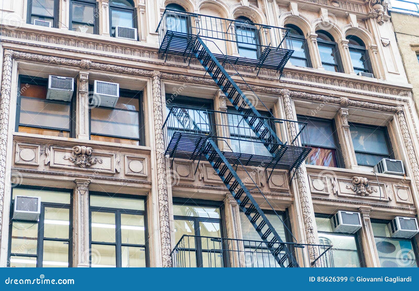 Escaleras Externas Del Metal En El Edificio De Nueva York Imagen de ...