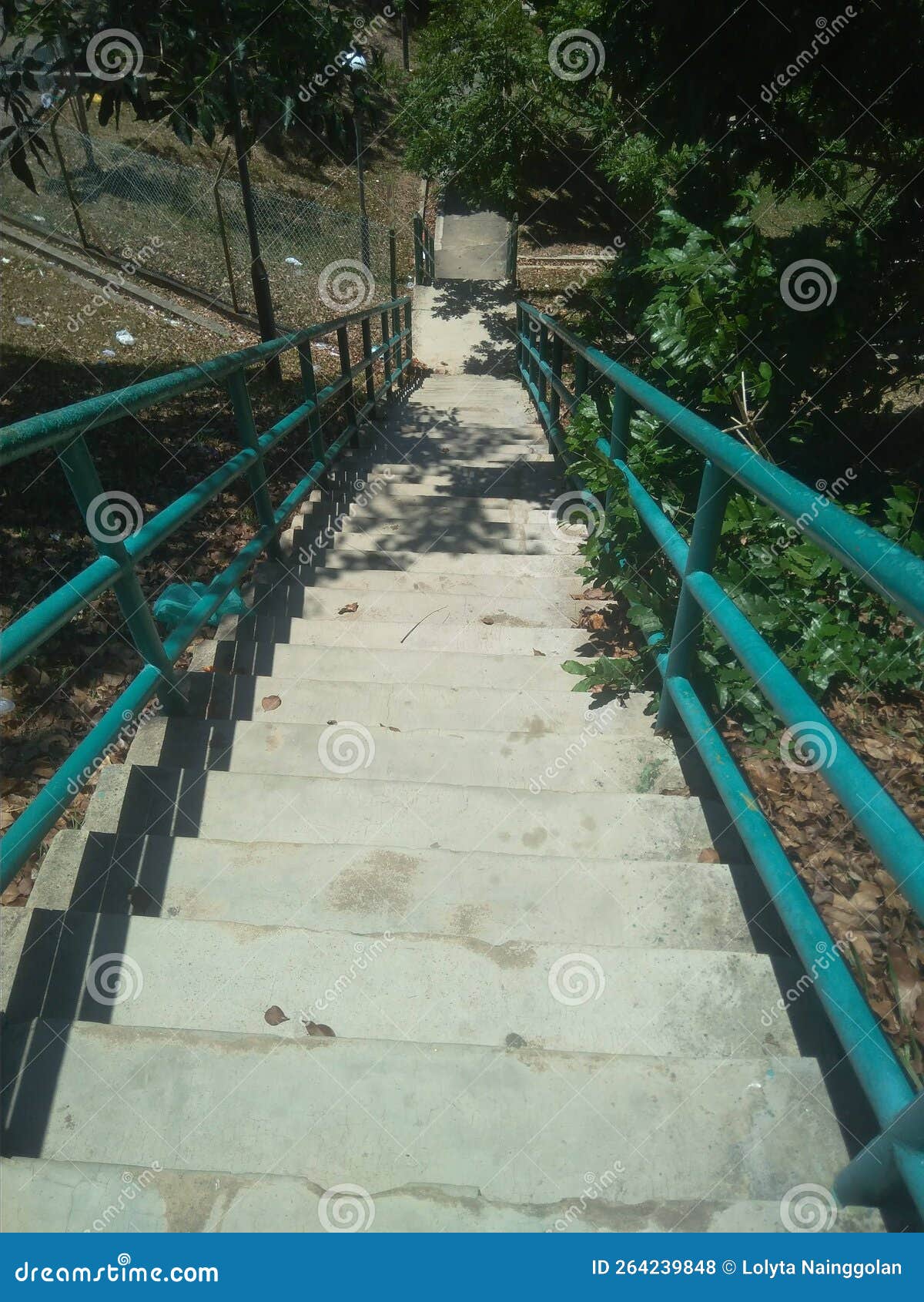 Escalier En Contrebas Dans La Zone Du Parc Industriel Photo stock ...