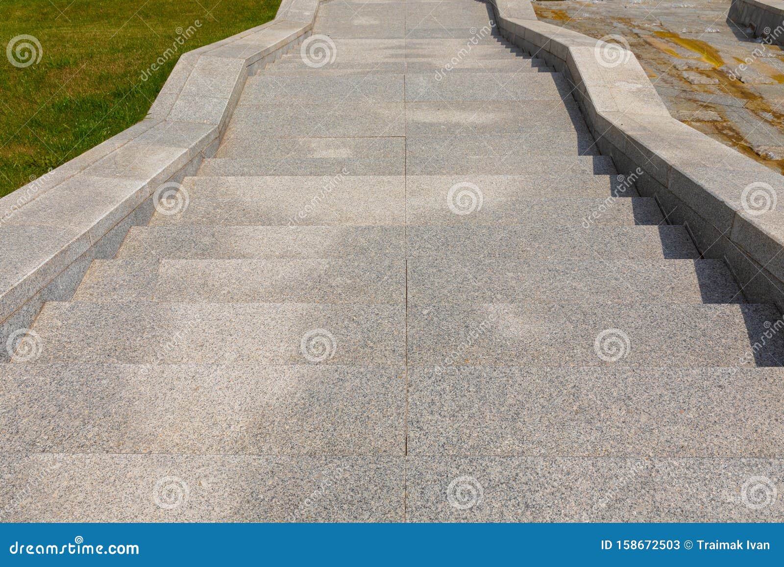 Escalier En Pierre De Granit Descendant La Rue Image stock - Image du ...