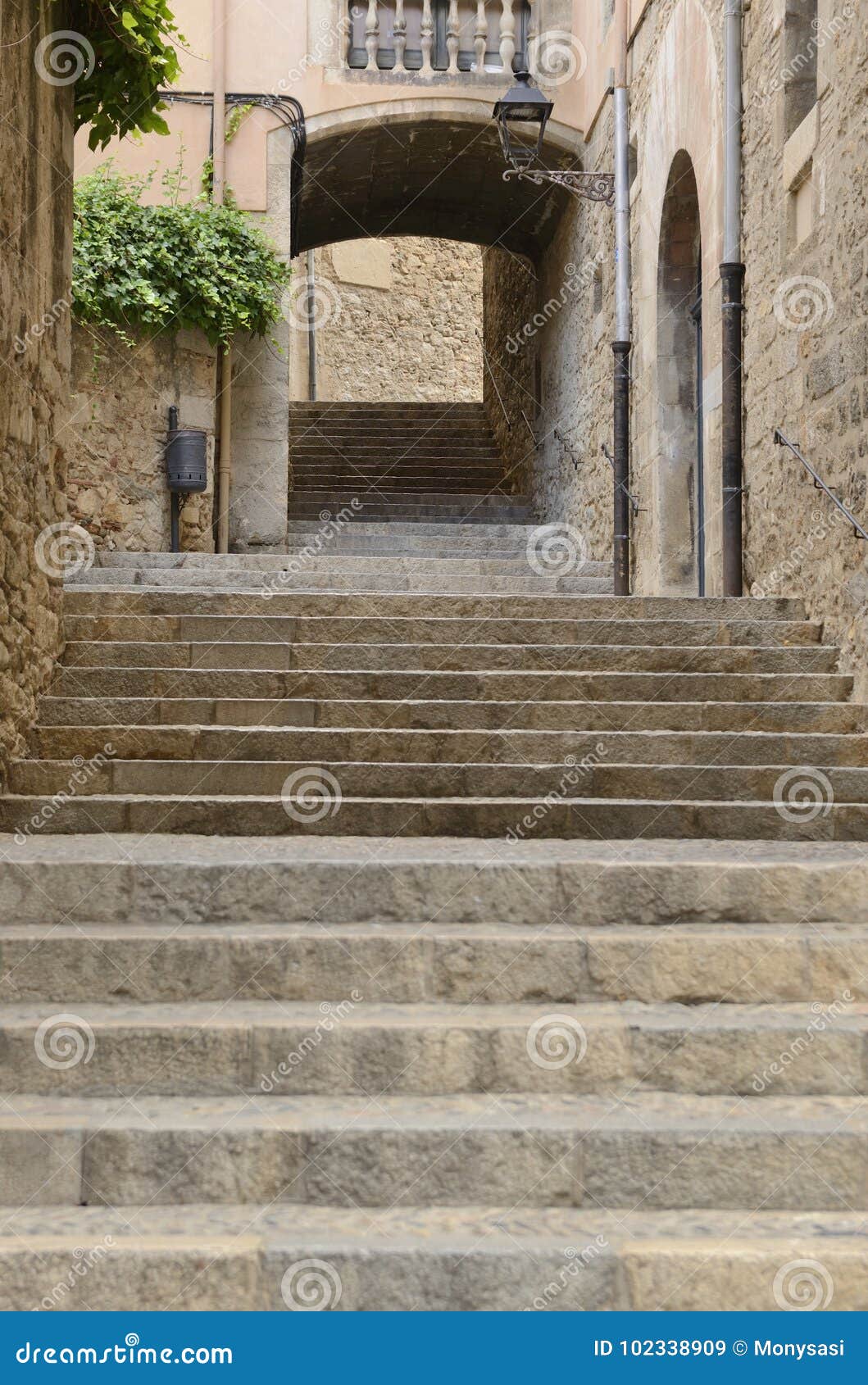 Escaliers En Pierre Sous L'arcade Image stock - Image du vieux, course ...