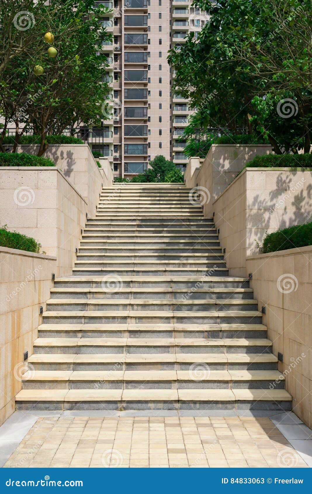 Escaliers montant image stock. Image du escalier, escaliers - 84833063