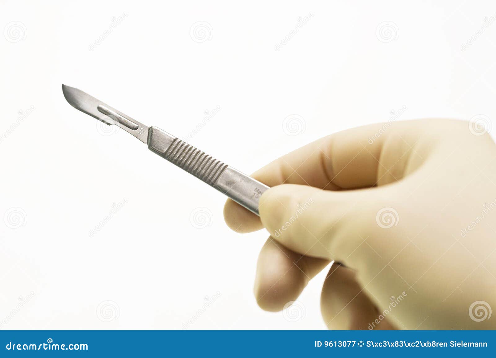 Escalpelo imagen de archivo. Imagen de medicina, mano - 9613077