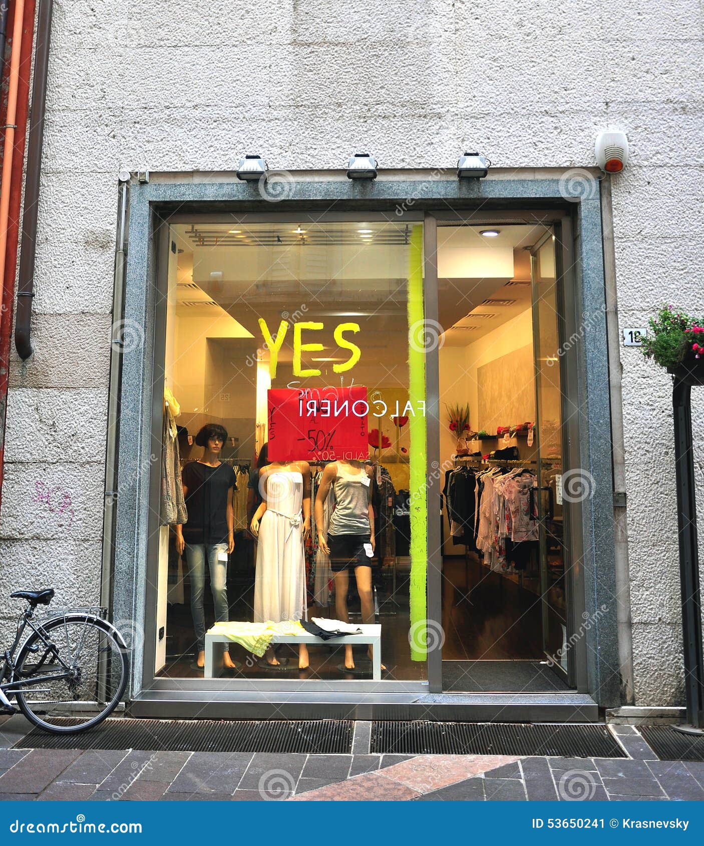 Escaparate Colorido De La Tienda De La Ropa Foto editorial - Imagen de ...