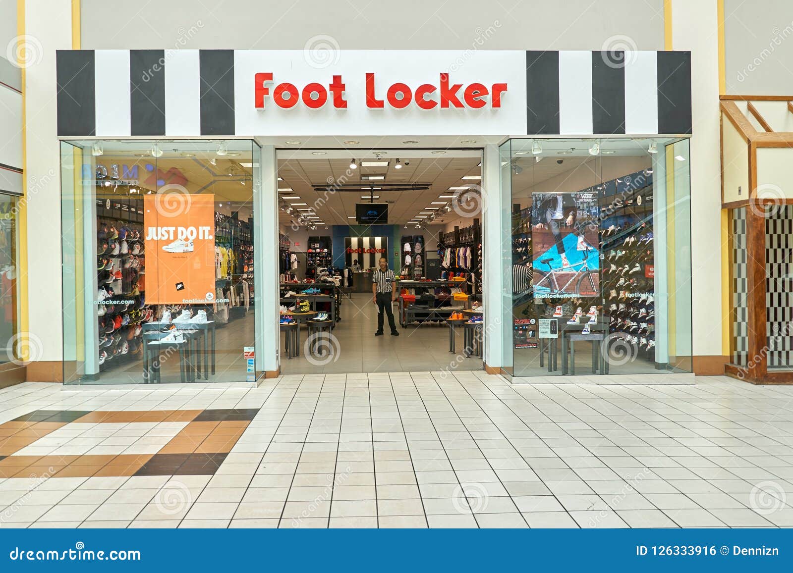 Escaparate de Foot Locker foto editorial. Imagen de venta - 126333916