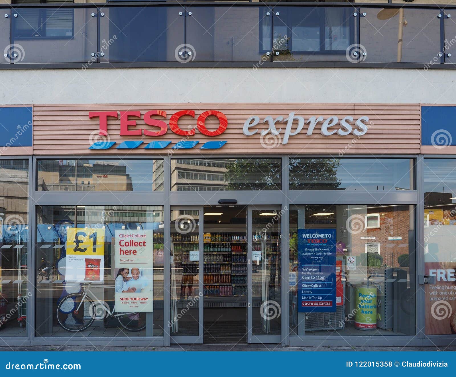 Escaparate Del Supermercado De Tesco En Londres Foto de archivo ...