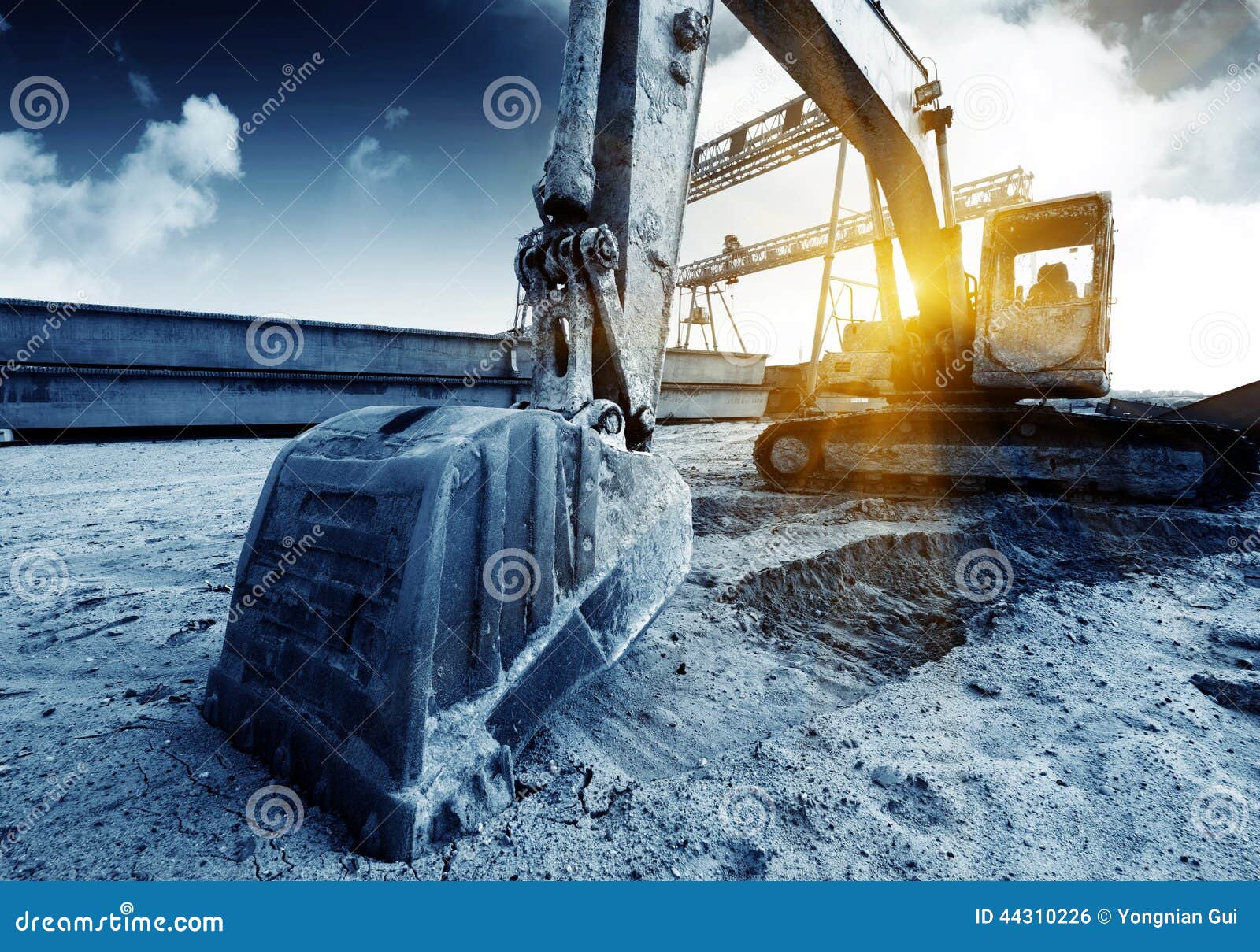 Escavadora foto de stock. Imagem de local, céu, ensolarado - 44310226