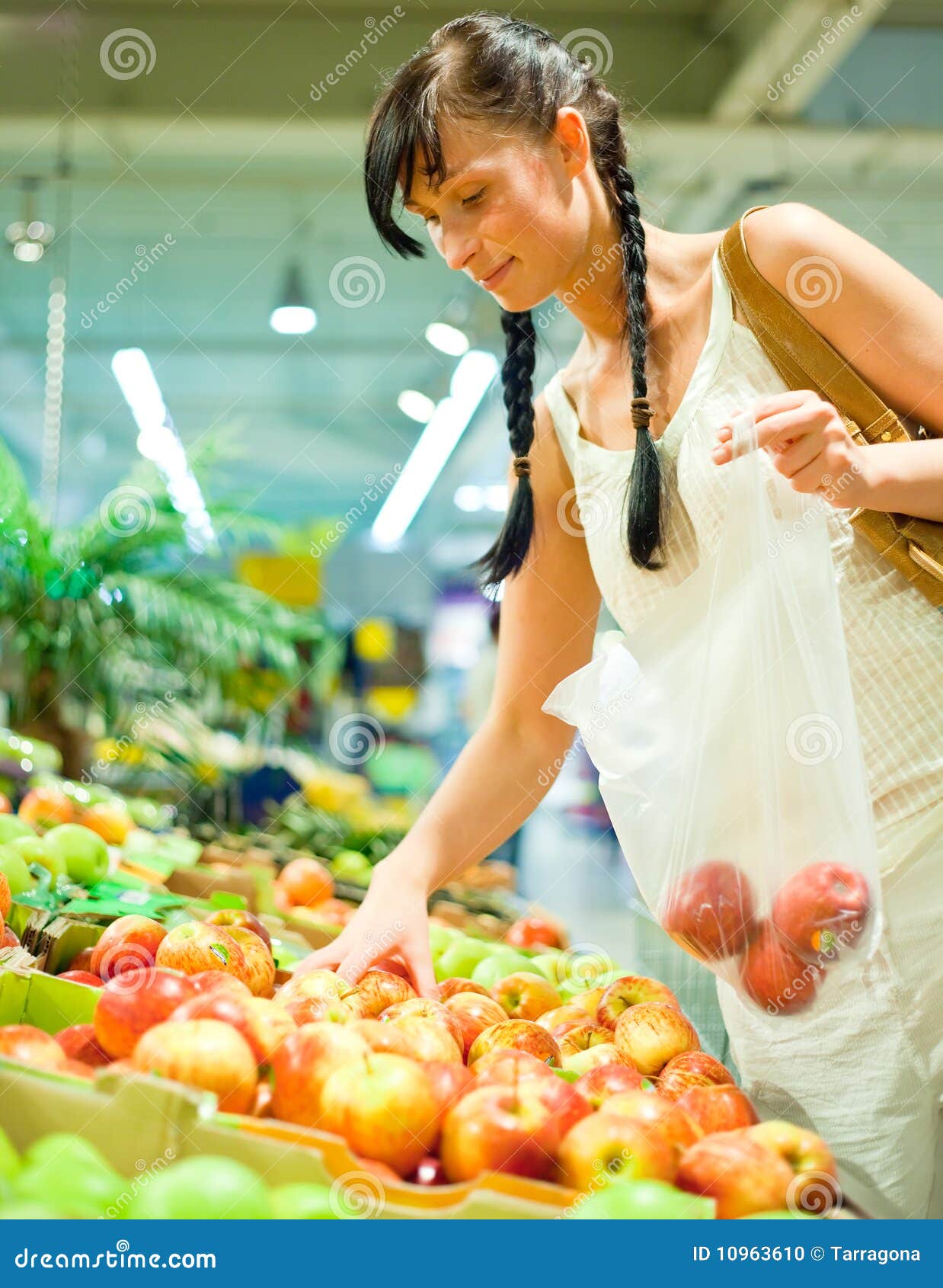 Escena De Compra De La Fruta Foto de archivo - Imagen de cliente ...