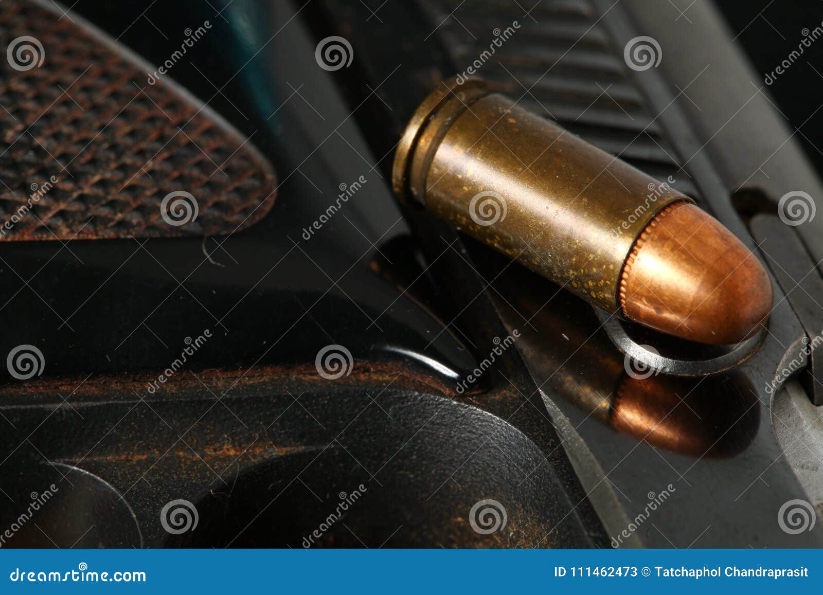 Escena De La Bala Y Del Arma Imagen de archivo - Imagen de cobre ...