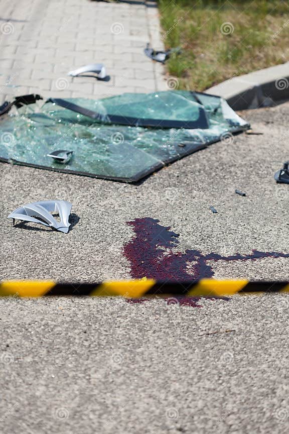 Escena Del Accidente De Carretera Asegurada Con La Cinta Amarilla Foto ... Escena Del Accidente De Carretera Asegurada Con La Cinta Amarilla Foto ...