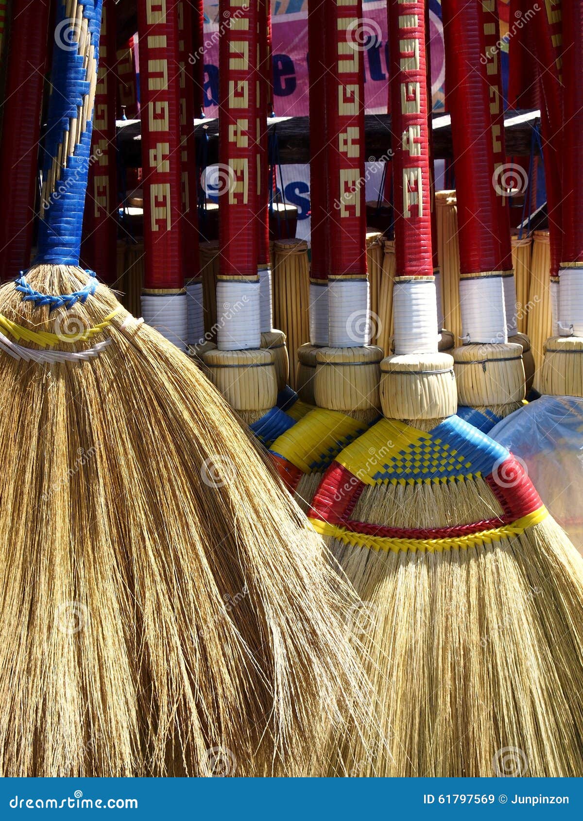 Escobas en una tienda imagen de archivo. Imagen de colorido - 61797569