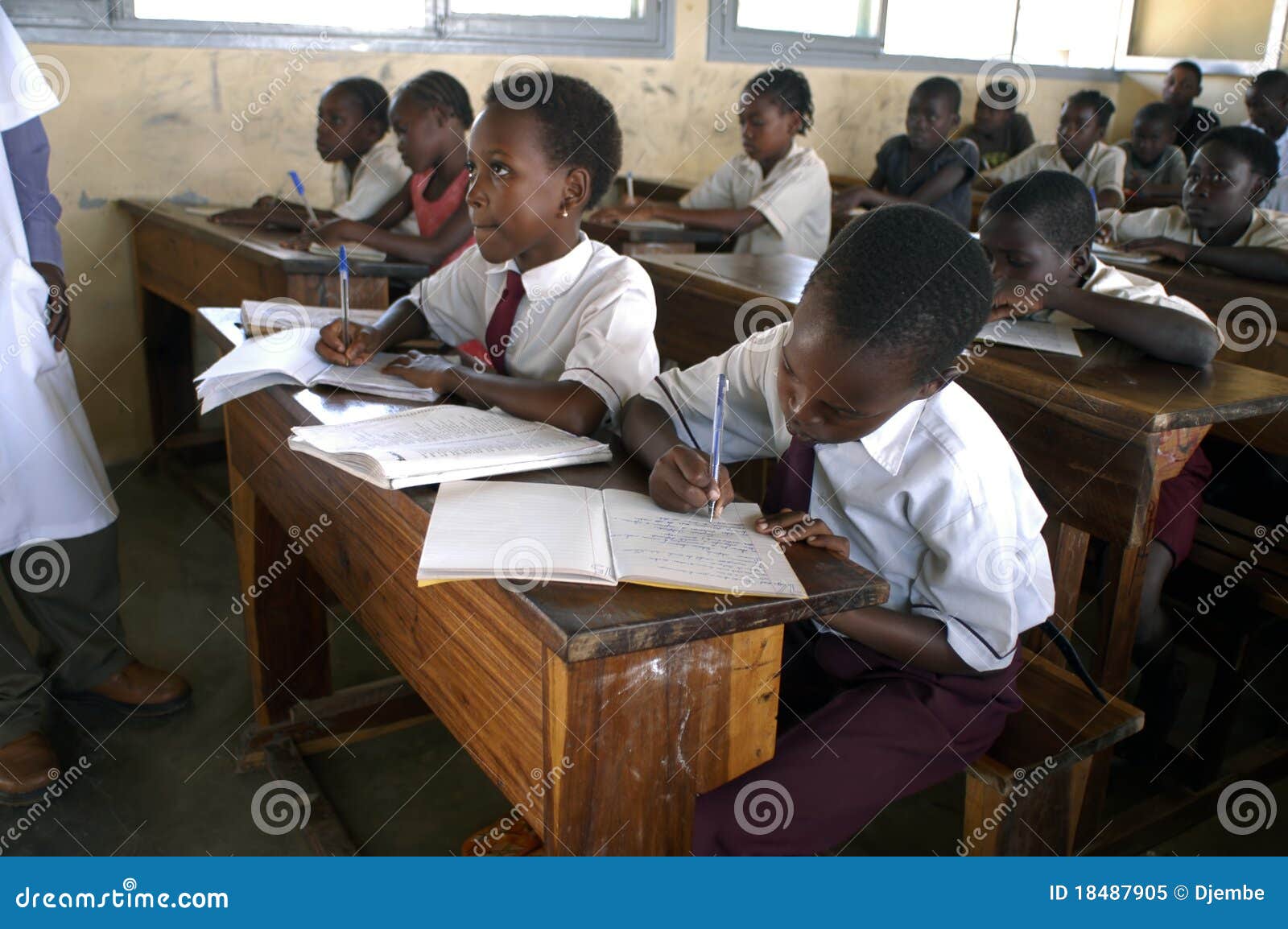 Escola africana imagem editorial. Imagem de professor - 18487905