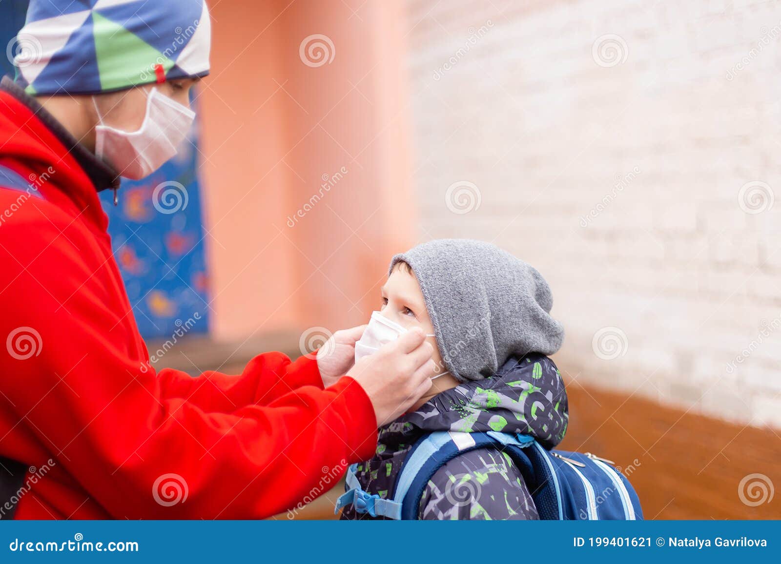 Escolar Corrige La Máscara Protectora De Los Amigos Imagen de archivo ...