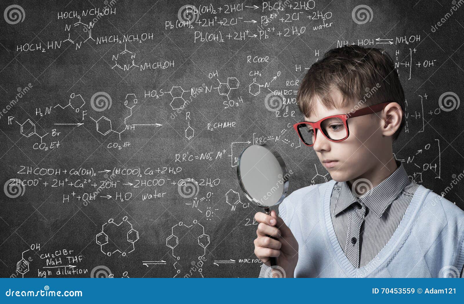 Escolar Curioso Con La Lupa Imagen de archivo - Imagen de académico ...