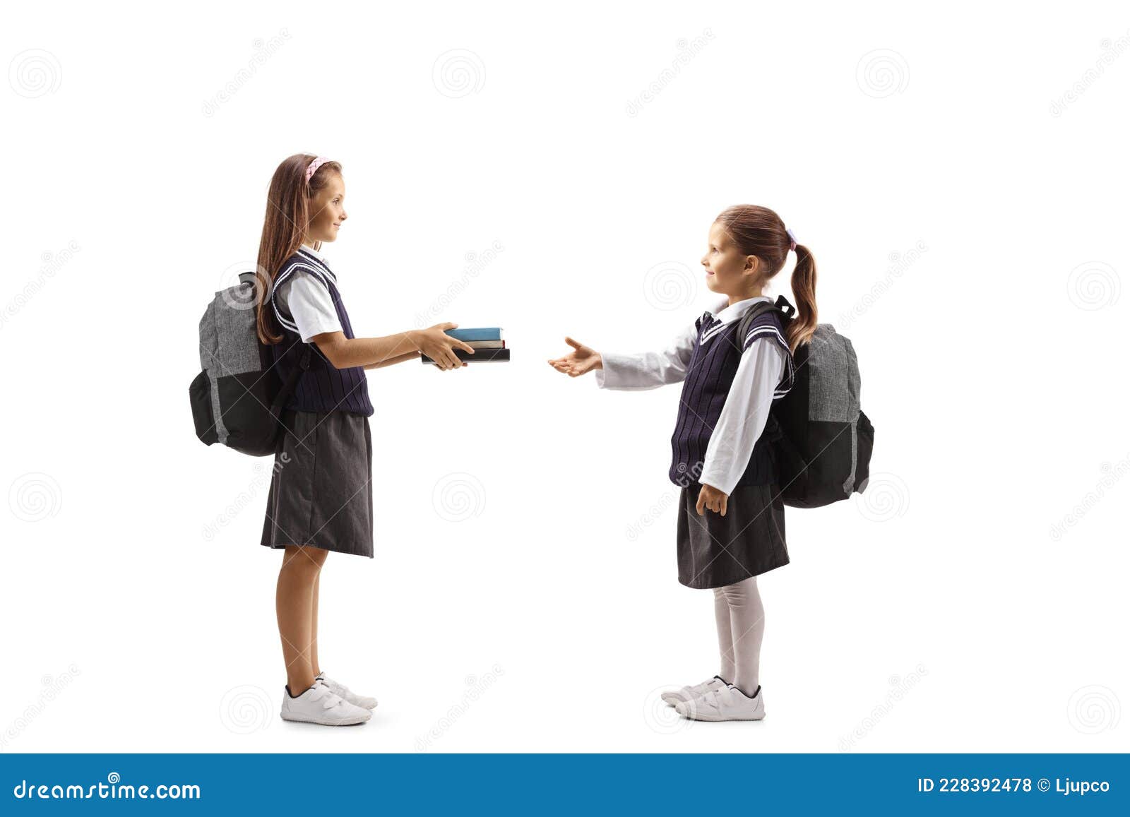 Escolar Entregando Libros a Otra Escolar Foto de archivo - Imagen de ...