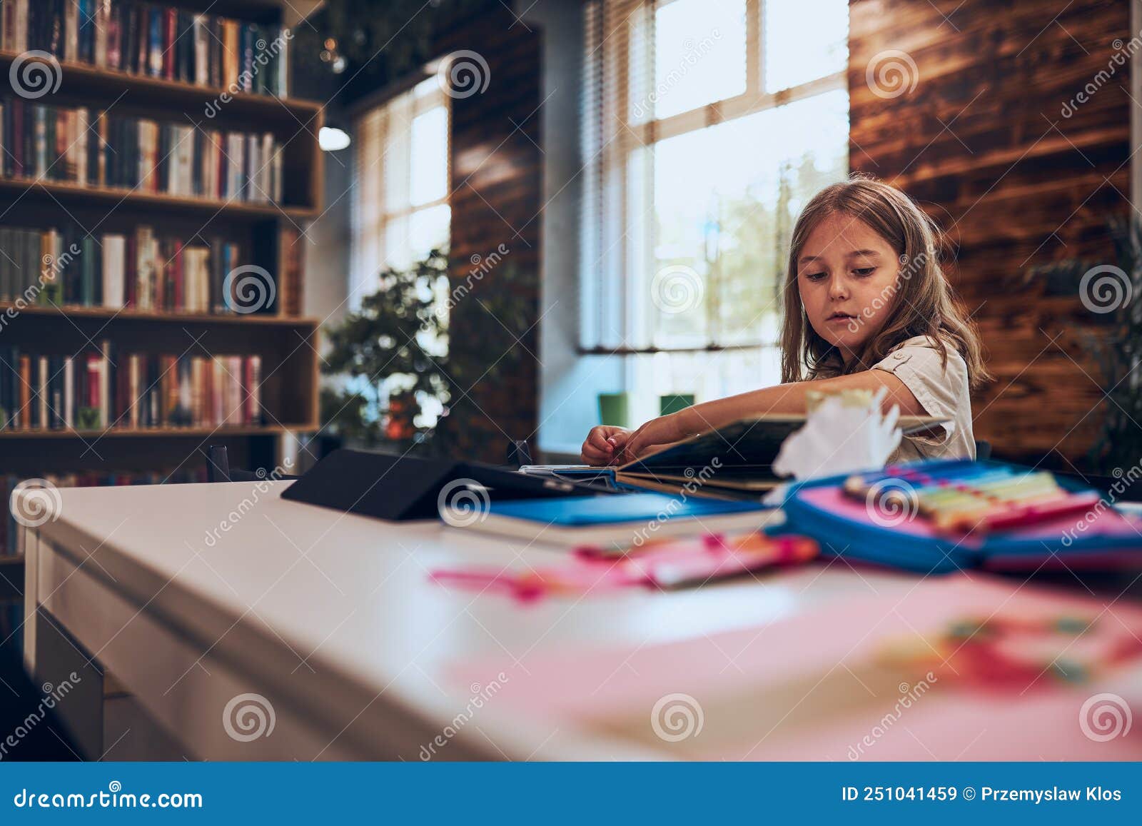 Escolares Aprendiendo a Jugar Puzzles Y Leyendo Libros En La Biblioteca ... Escolares Aprendiendo a Jugar Puzzles Y Leyendo Libros En La Biblioteca ...
