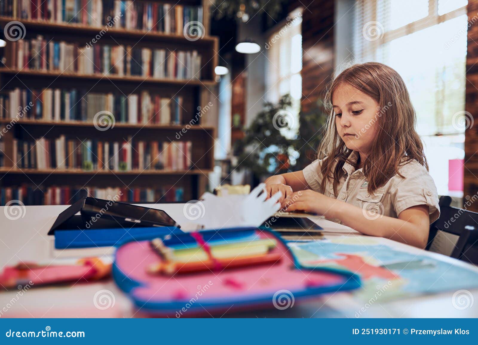 Escolares Aprendiendo a Jugar Puzzles Y Leyendo Libros En La Biblioteca ... Escolares Aprendiendo a Jugar Puzzles Y Leyendo Libros En La Biblioteca ...