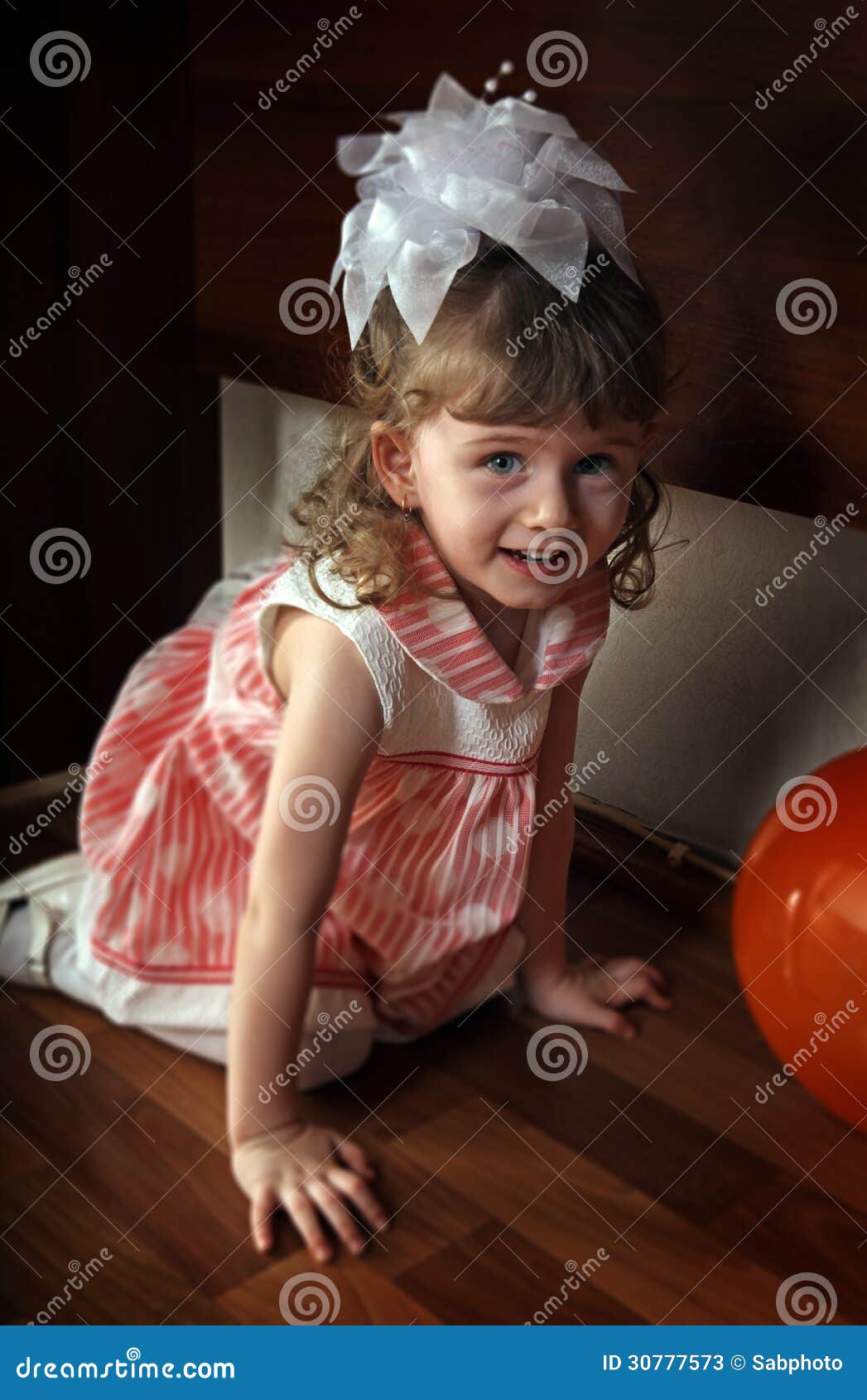 Esconde-esconde da menina imagem de stock. Imagem de humano - 30777573