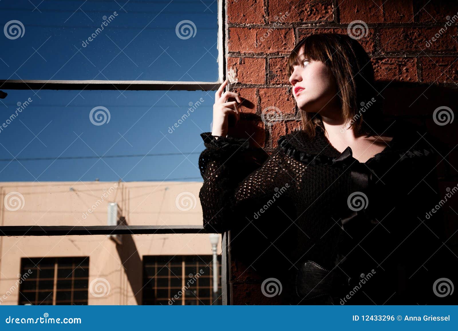 Esconder da menina foto de stock. Imagem de vigilância - 12433296
