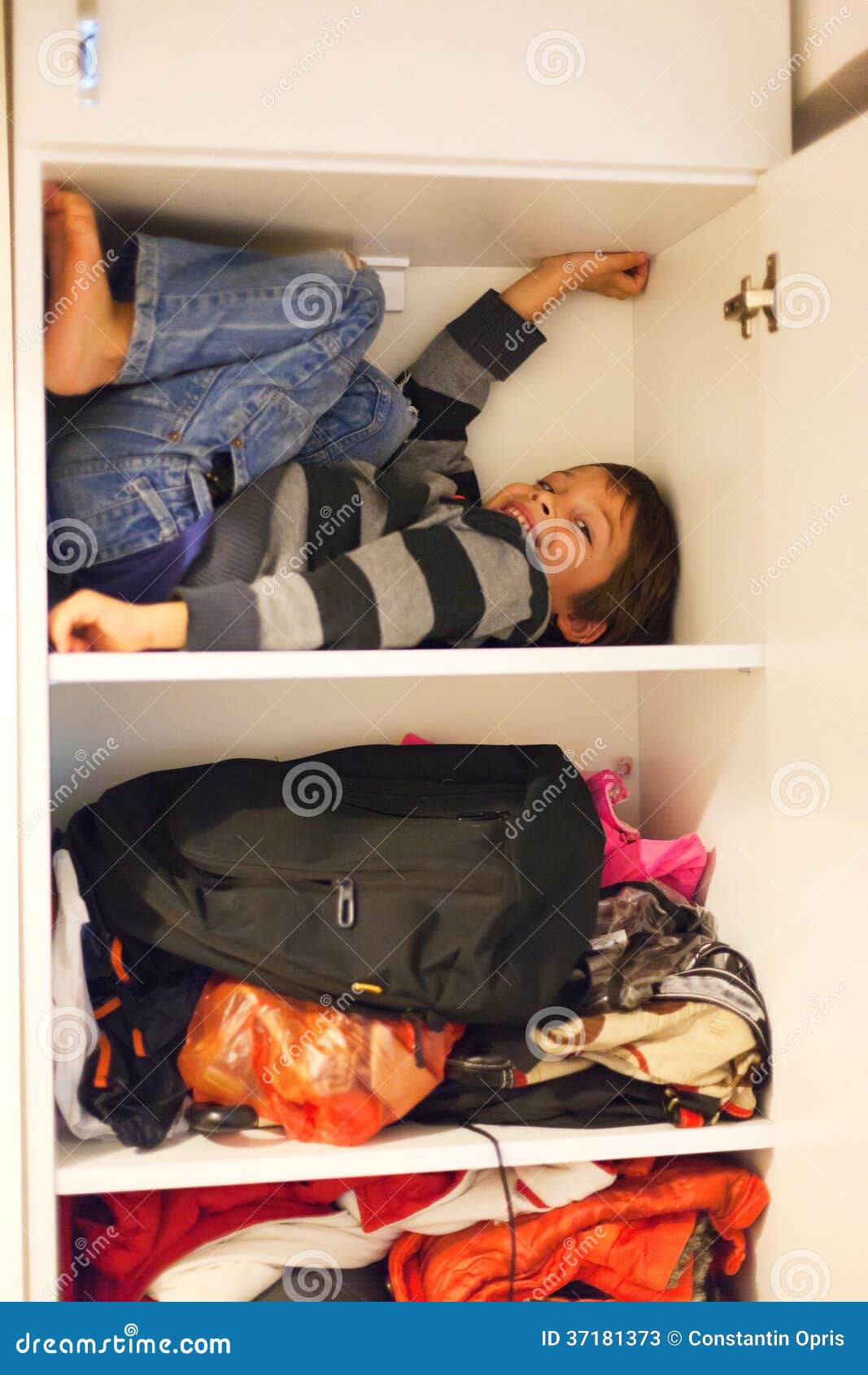 Escondite imagen de archivo. Imagen de sorprendente, armario - 37181373