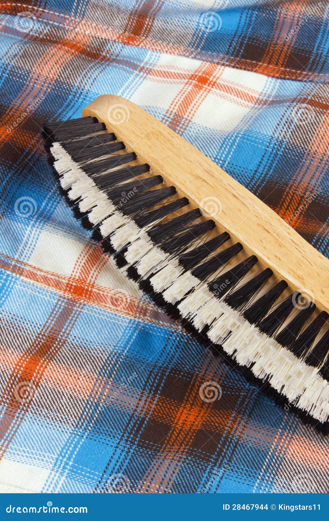 ESCOVA DE MADEIRA PARA a ROUPA DE LIMPEZA Foto de Stock - Imagem de ...