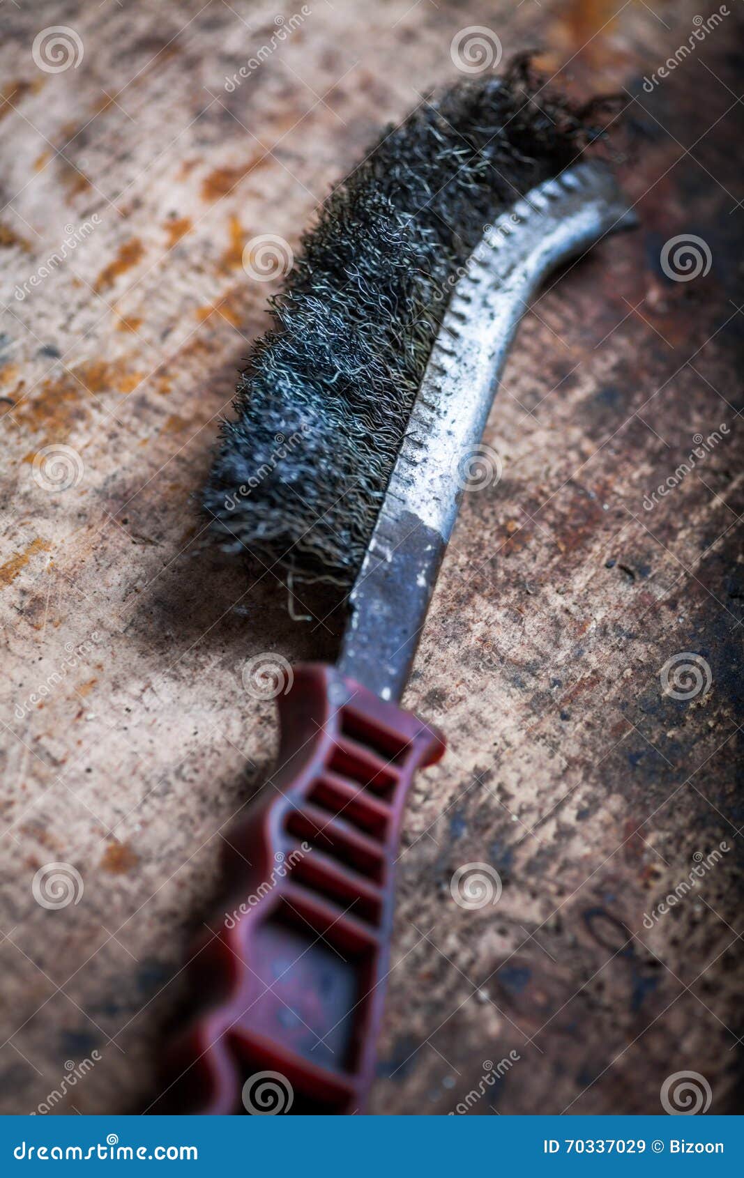 Escova Do Metal Na Prancha De Madeira Imagem de Stock - Imagem de ...