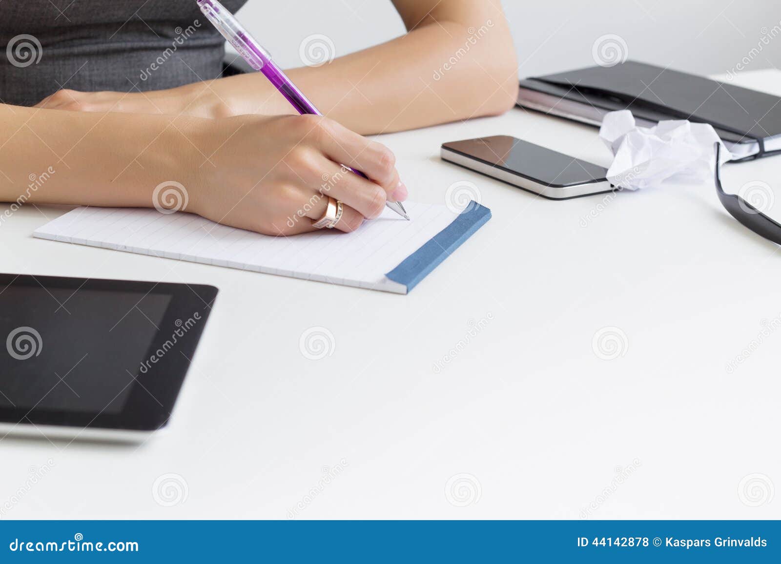 Escrita Para Fazer a Lista No Bloco De Notas De Papel Foto de Stock ...