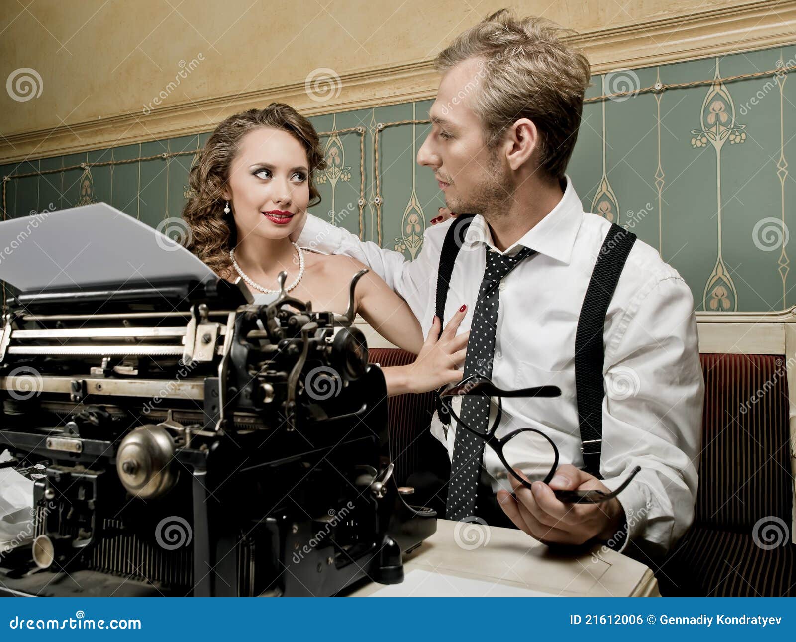 Escritor E Seu Musa No Estilo Retro Foto de Stock - Imagem de pares ...