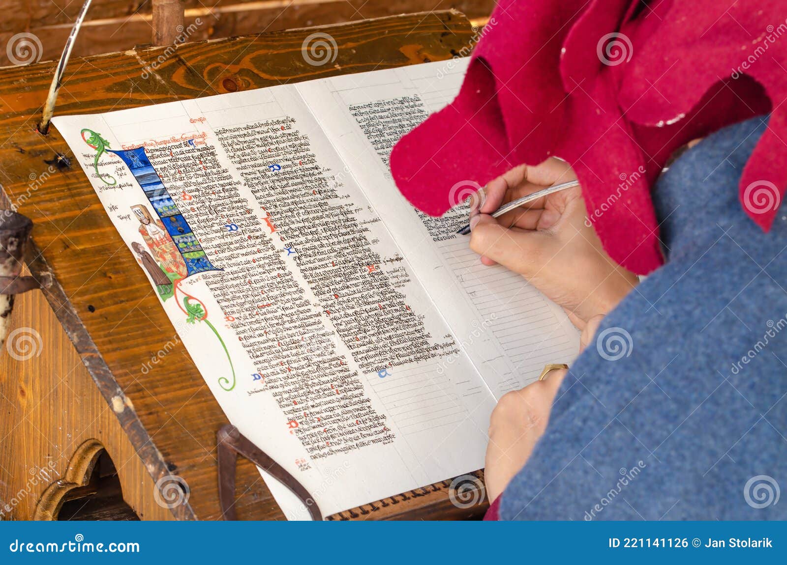 Escritor Medieval En Funcionamiento. Escritor Escribiendo E Ilustrando ...