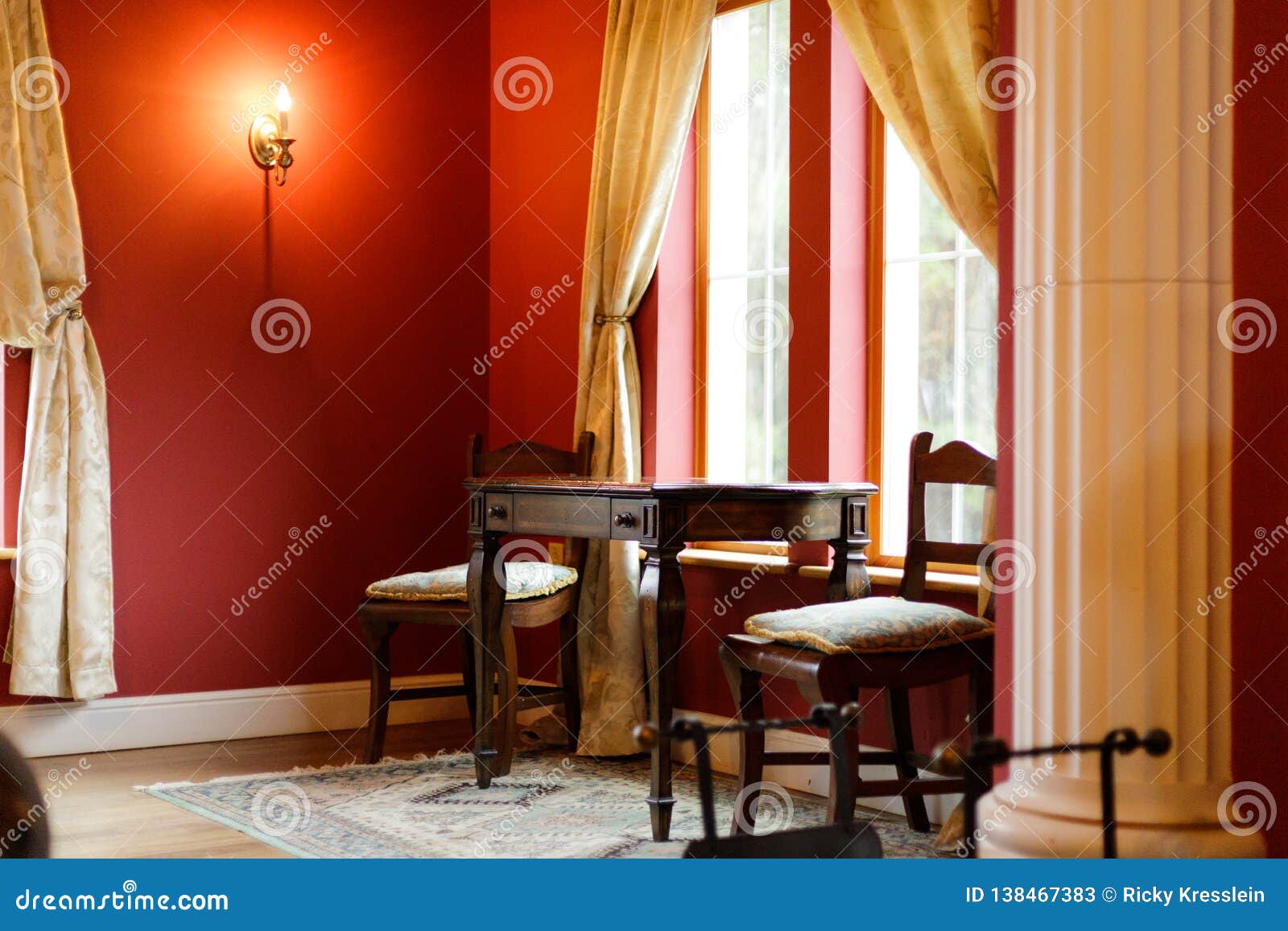 Escritorio Colonial Y Dos Sillas Foto de archivo editorial - Imagen de ...