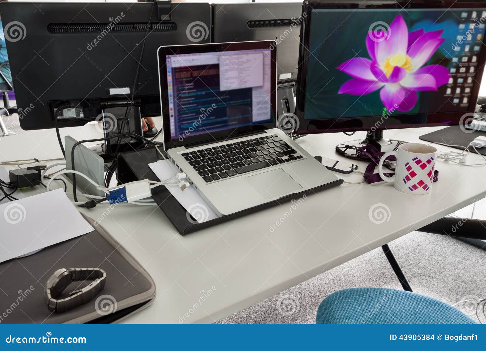 Escritorio del programador foto de archivo. Imagen de escritorio - 43905384