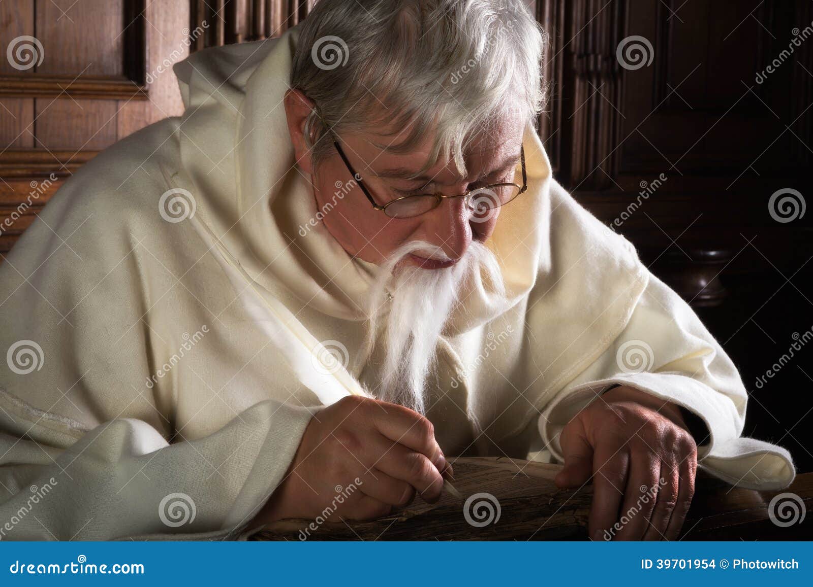 Escritura Barbuda Del Monje Con La Canilla Foto de archivo - Imagen de ...