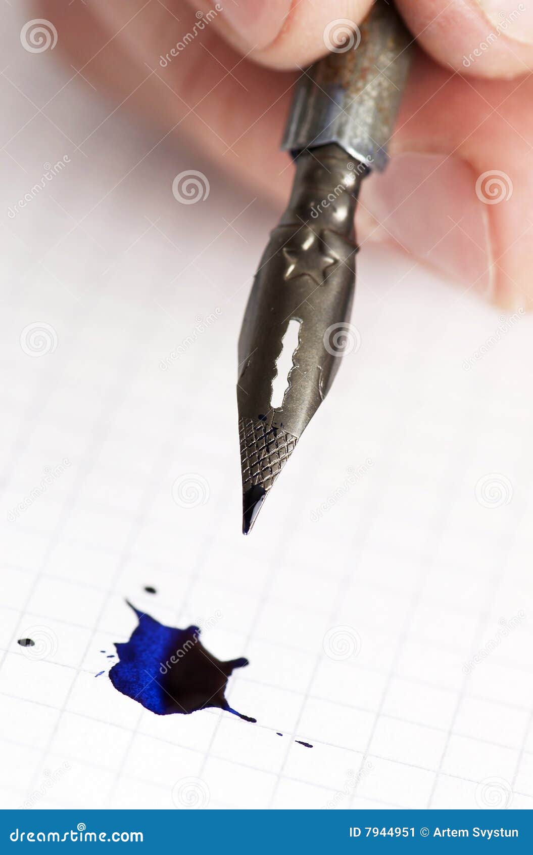 Escritura Con Una Pluma De La Tinta Imagen de archivo - Imagen de tinta ...
