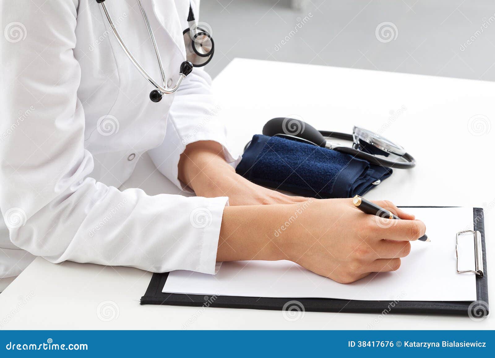 Escritura De Notas Médicas Foto De Archivo Imagen De Médico 38417676