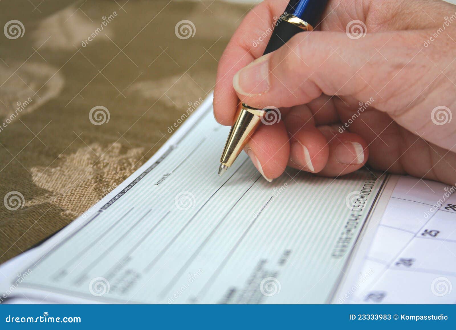 Escritura de un cheque imagen de archivo. Imagen de dinero - 23333983