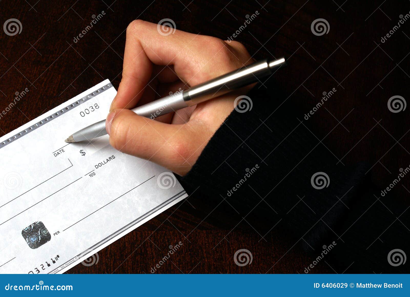 Escritura de un cheque imagen de archivo. Imagen de negocios - 6406029