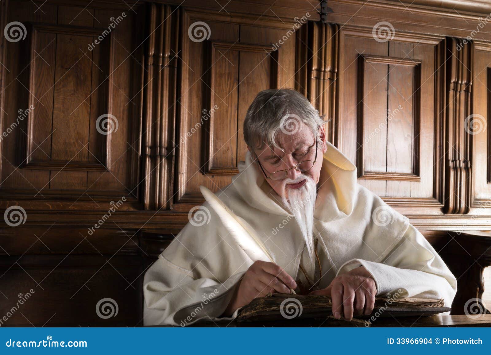 Escritura Del Monje Con La Canilla Foto de archivo - Imagen de ...