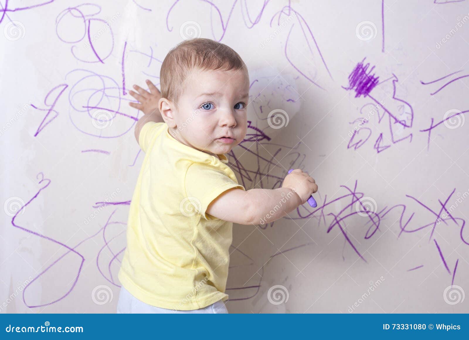 Escritura Que Garrapatea Del Bebé Foto de archivo - Imagen de meses ...
