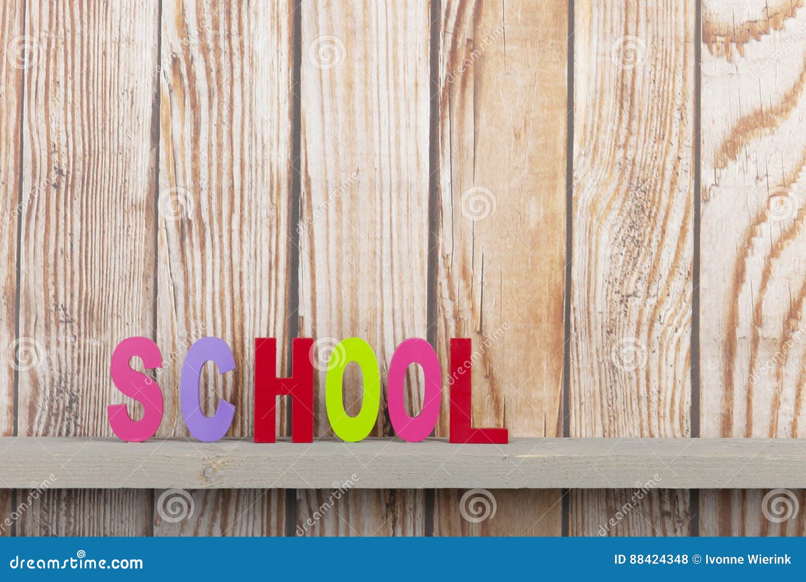 Escuela En Letras Coloridas Foto de archivo - Imagen de texto, colorido ...