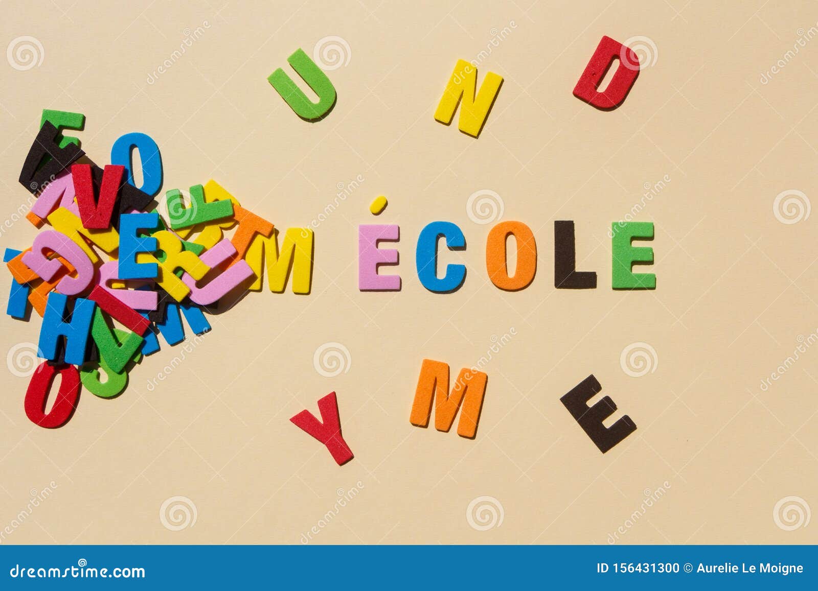 Escuela Escrita Con Letras De Colores Foto de archivo - Imagen de ...