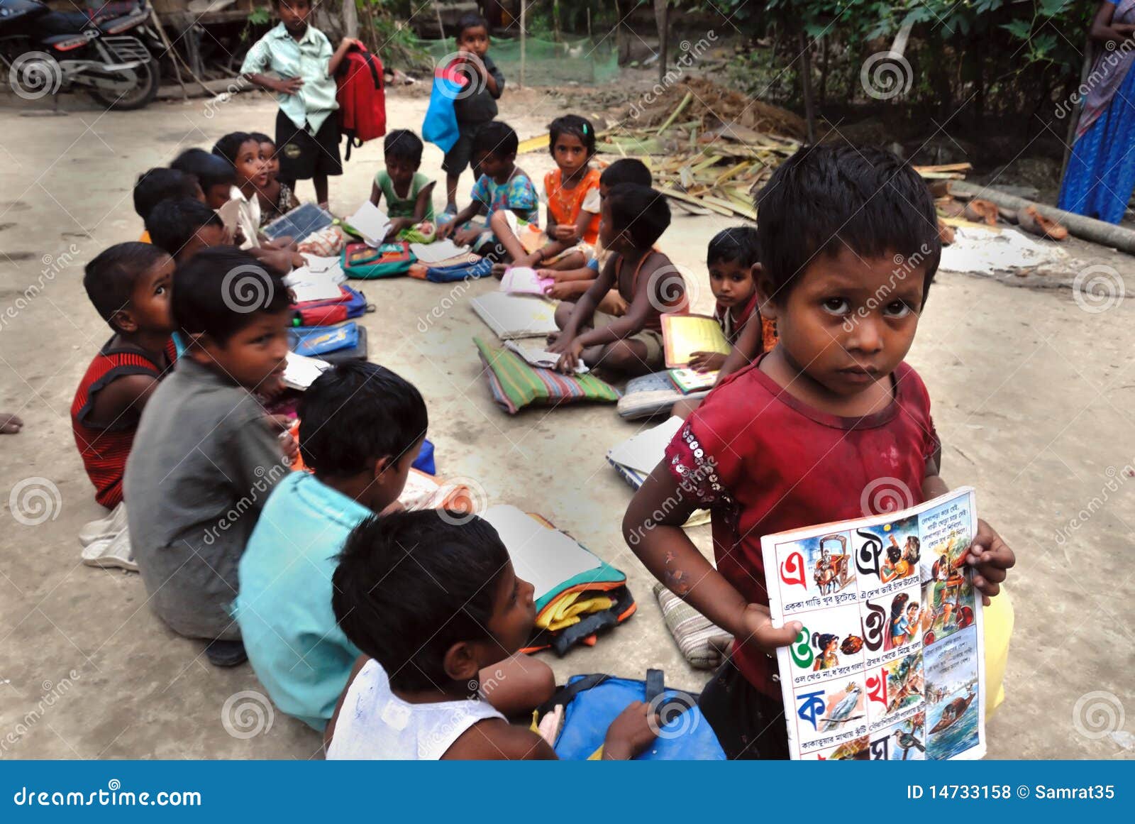 Escuela india de la aldea foto de archivo editorial. Imagen de rural ...