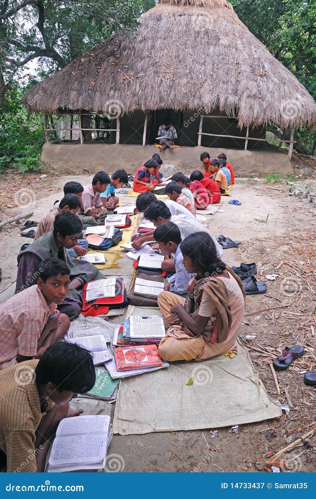 Escuela india de la aldea fotografía editorial. Imagen de vertical ...