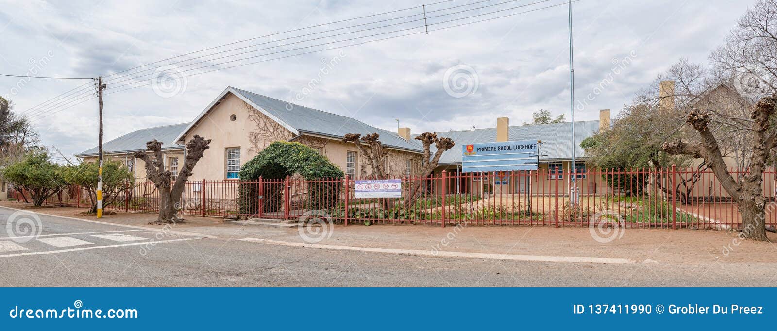 Escuela Primaria De Luckhoff Imagen editorial - Imagen de cubo, calle ...