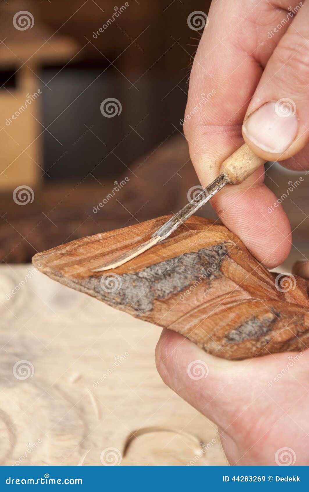 Esculpir de madeira imagem de stock. Imagem de esculto - 44283269