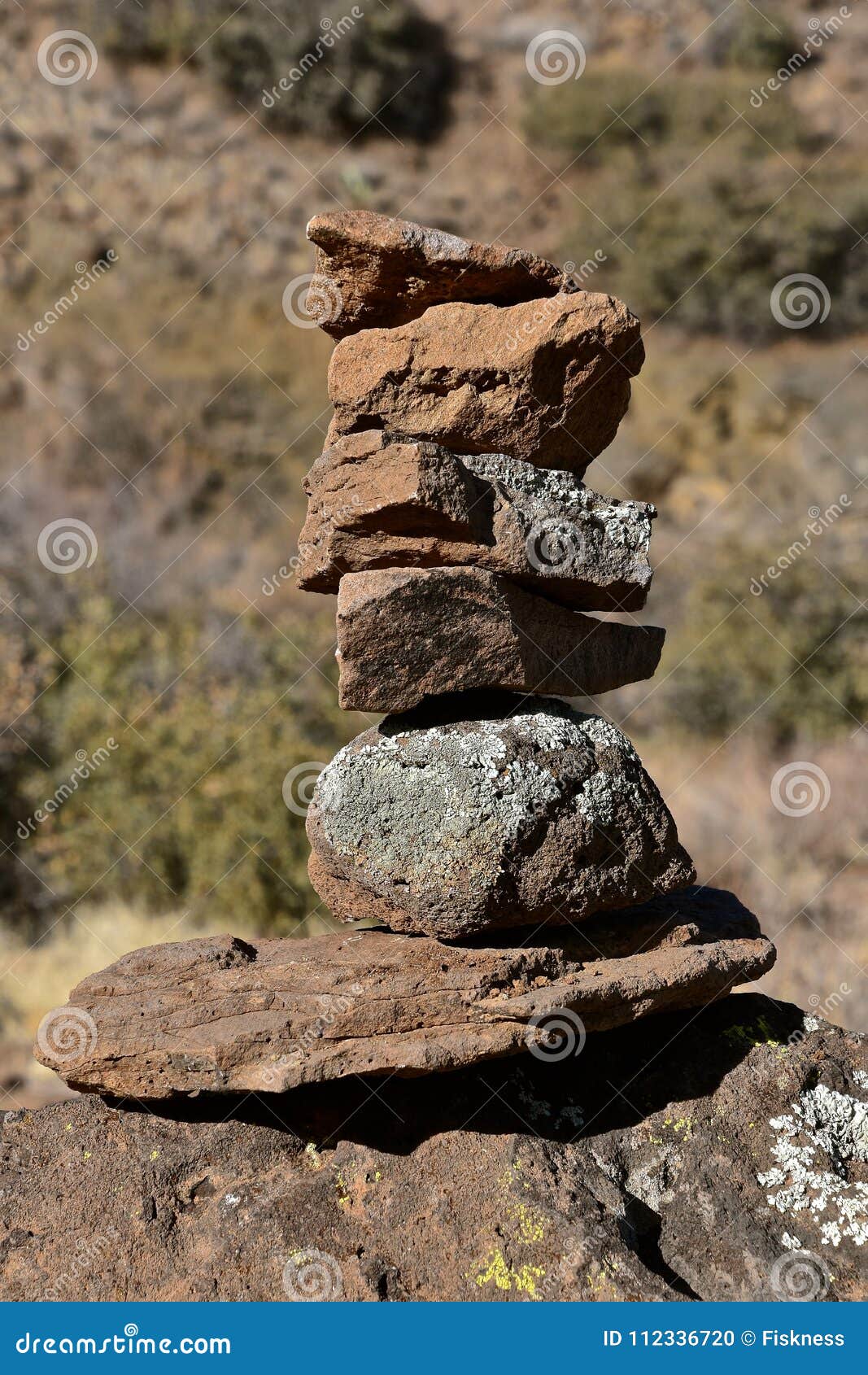 Escultura Con Las Rocas Apiladas Foto de archivo - Imagen de creativo ...