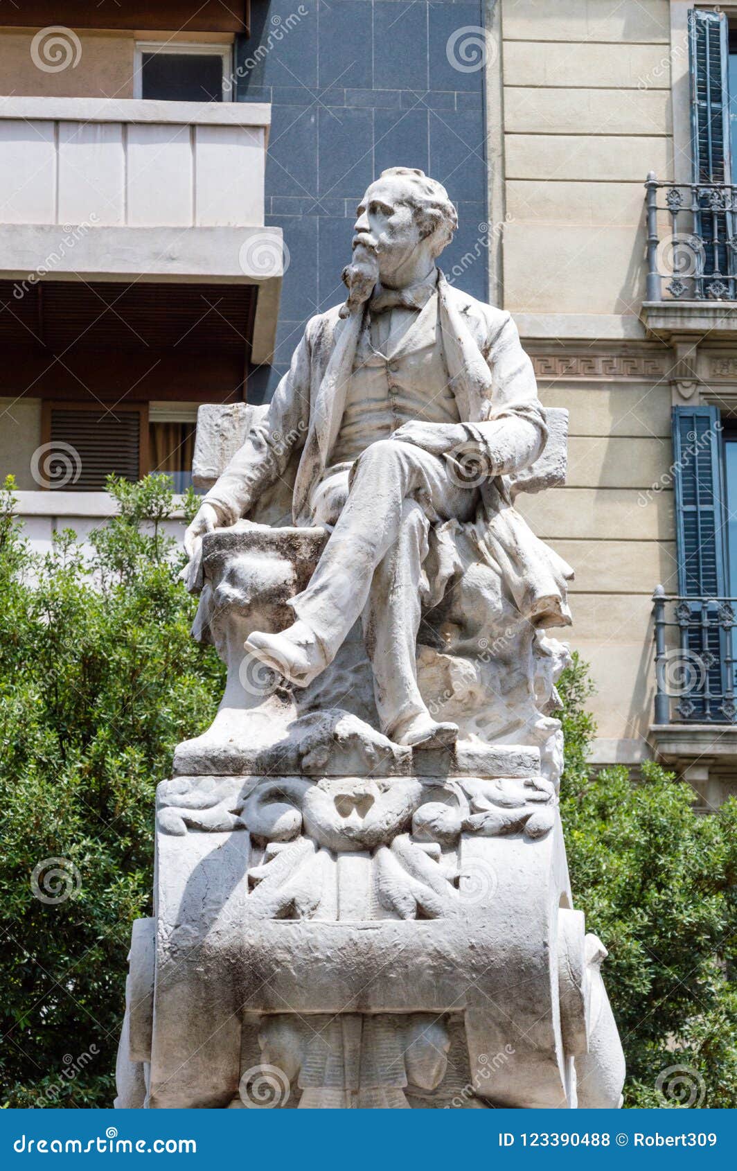 Escultura Conmemorativa a Frederic Soler Foto de archivo editorial ...