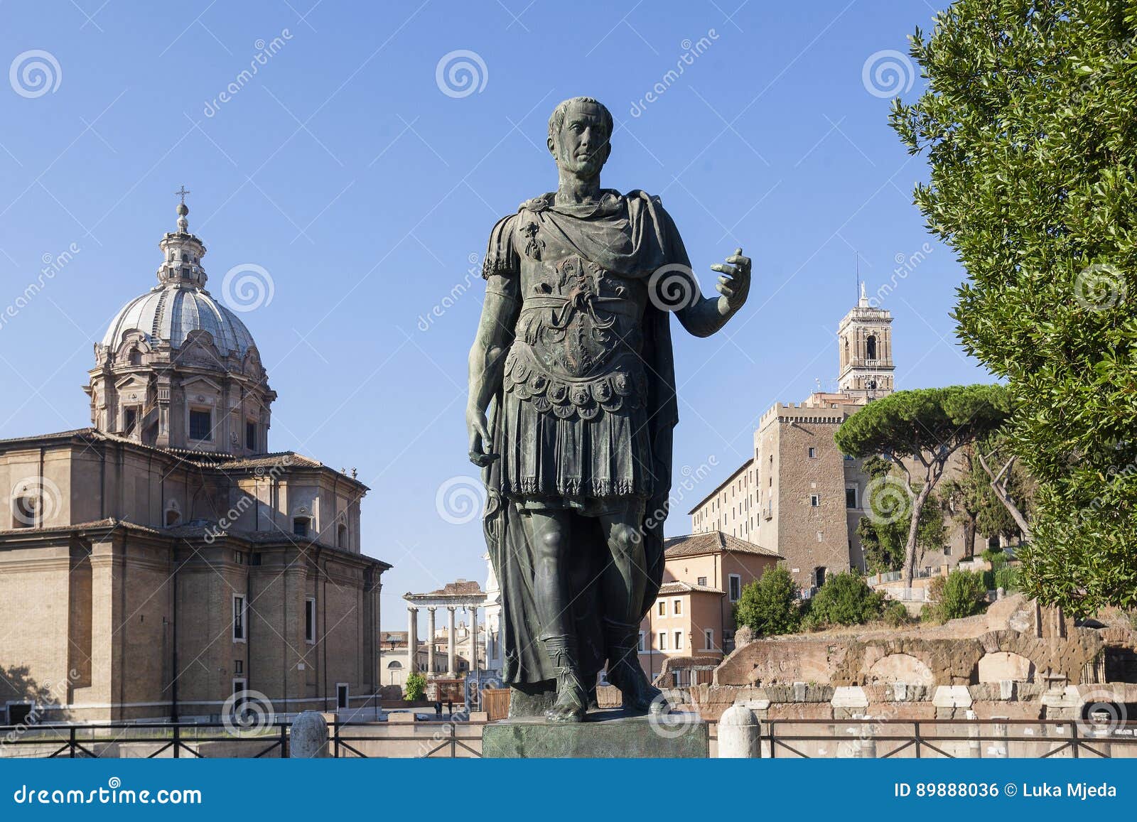 Escultura De Cesar En Roman Forum Foto editorial - Imagen de monumento ...
