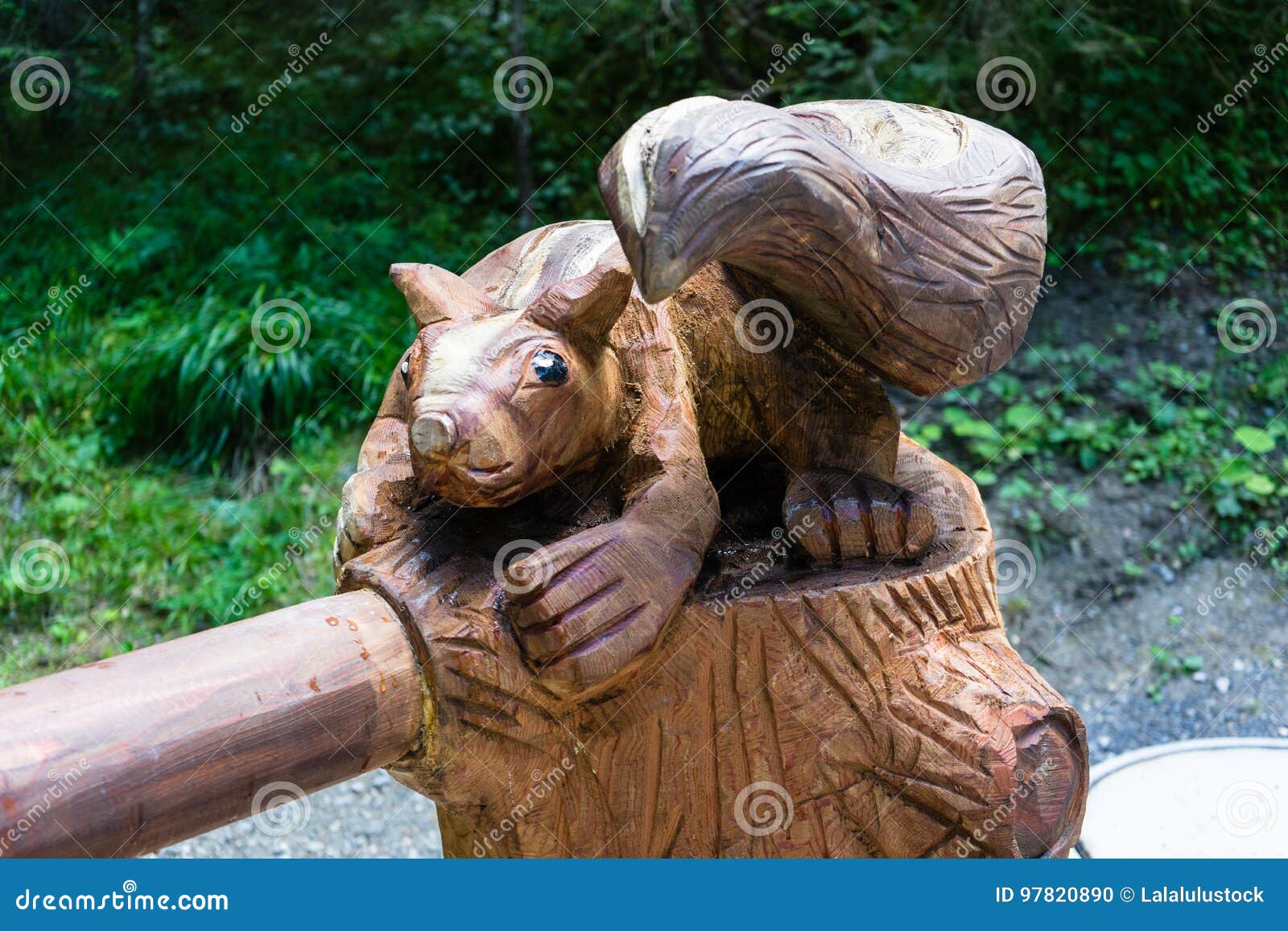 Escultura De Madera Del Castor En Bosque Imagen editorial - Imagen de ...